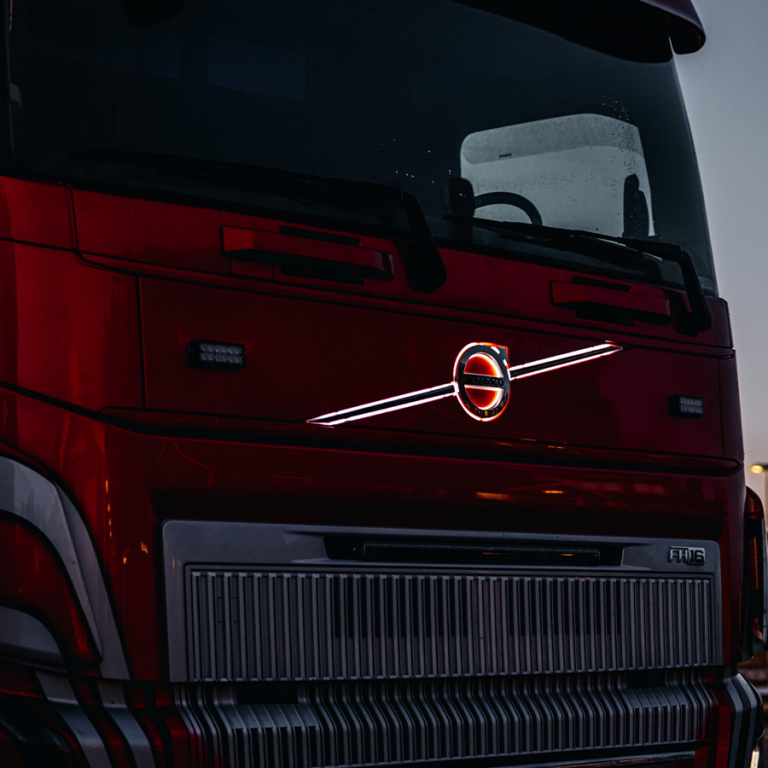 Upplyst Volvo emblem FH version 5 - KAMA